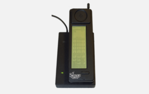 The First Smartphone Evolution: From DynaTAC to IBM Simon
