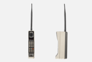 The First Smartphone Evolution: From DynaTAC to IBM Simon